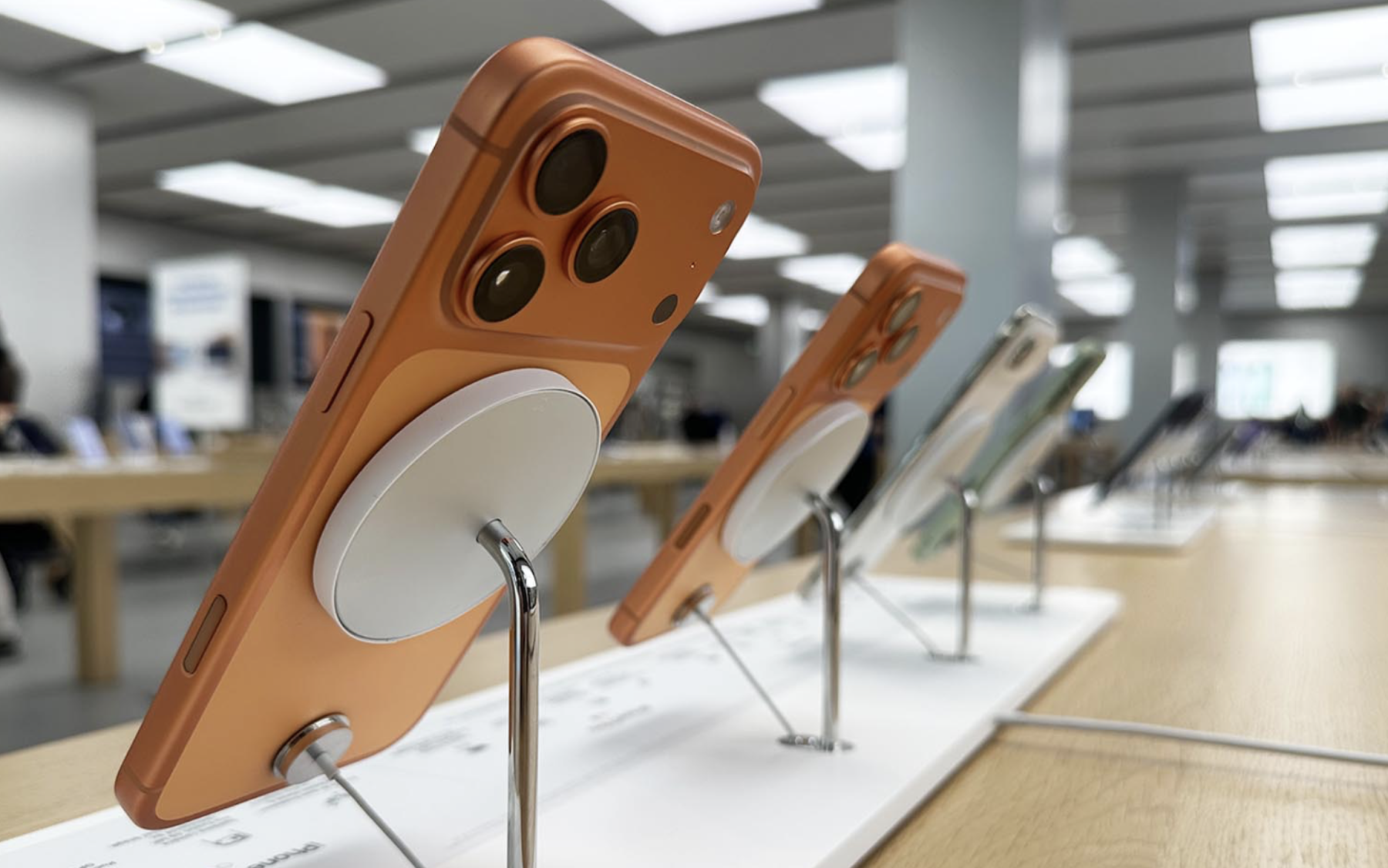 Apple, "Scratchgate" Sonrası iPhone 17 Pro Teşhirlerinde MagSafe ...